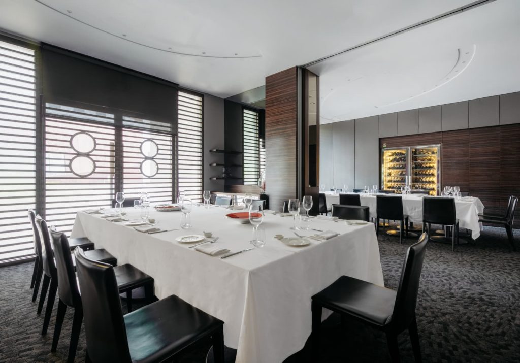 Comfortably caters to 14 guests with a rectangle table